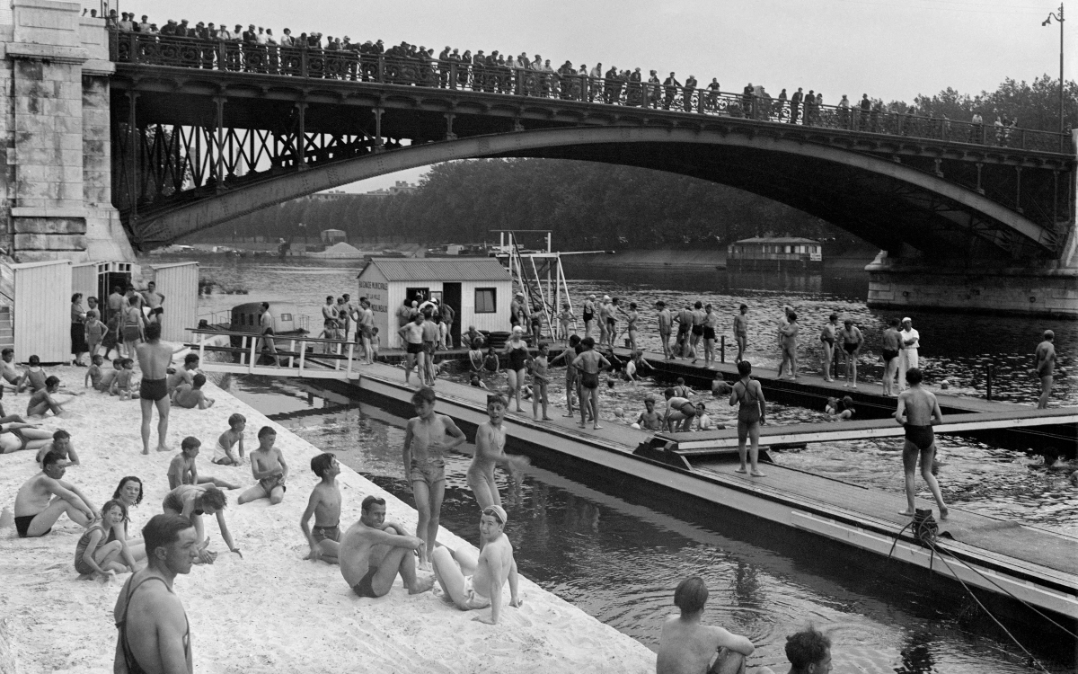 The history of swimming in the Seine - Ville de Paris