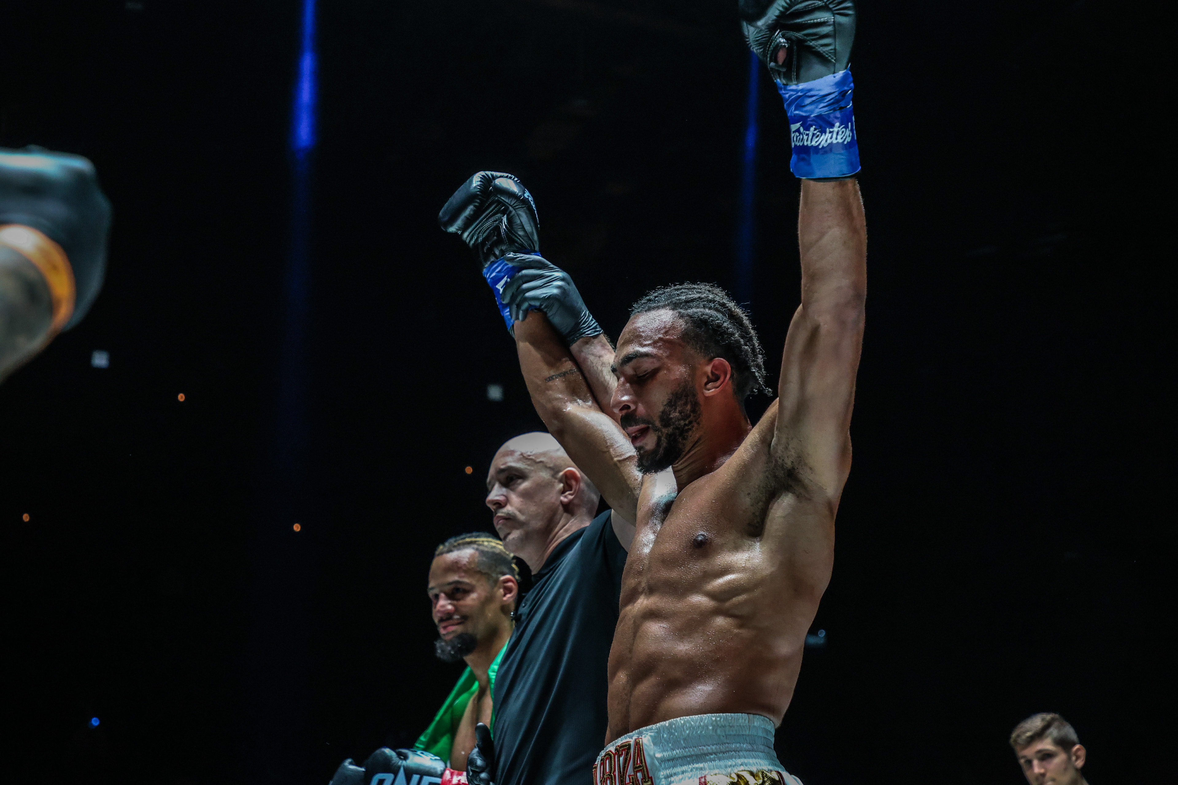 Un enfant du 20e champion du monde de kick boxing - Mairie du 20ᵉ