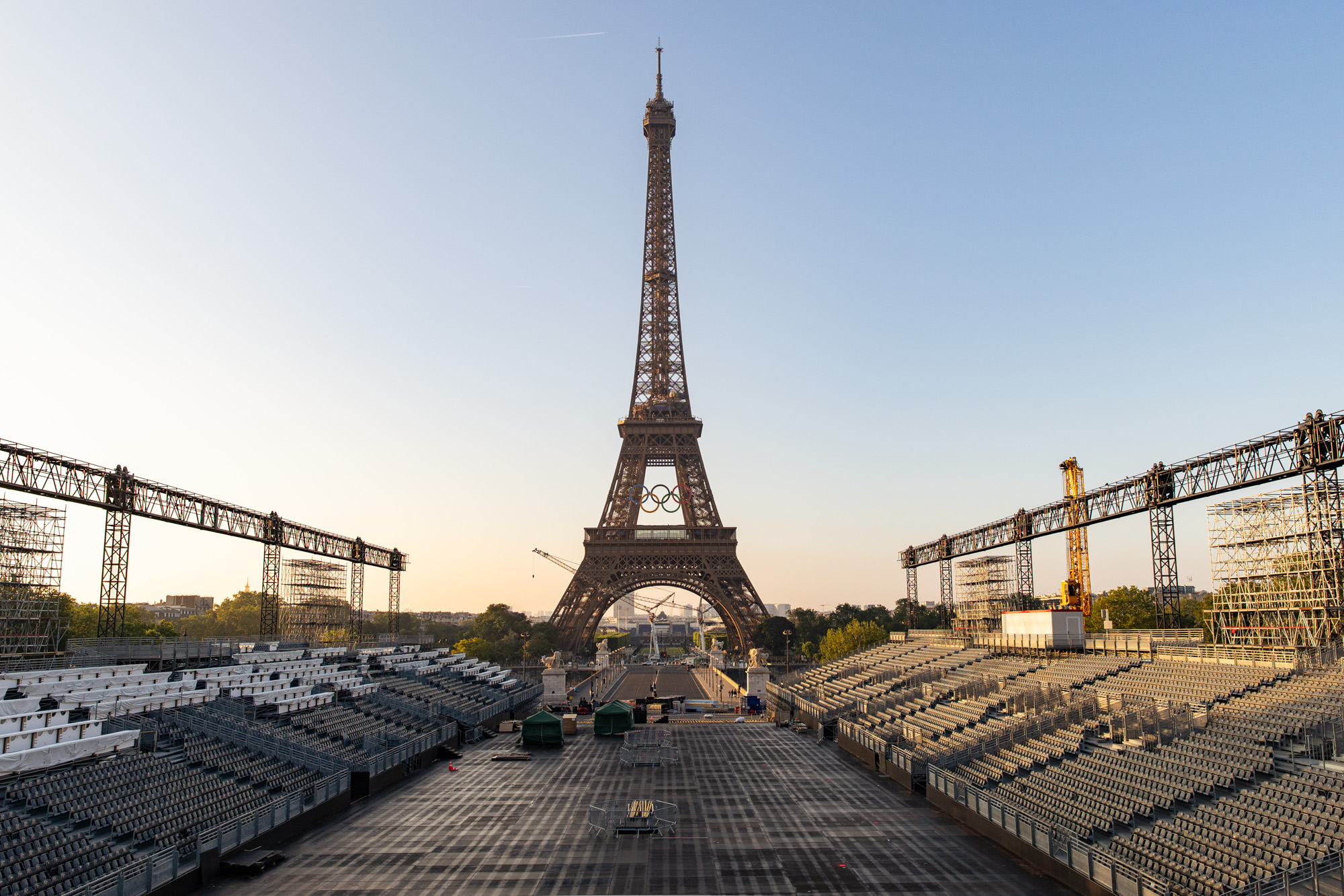 Agitos installed on the Arc de Triomphe! - Ville de Paris