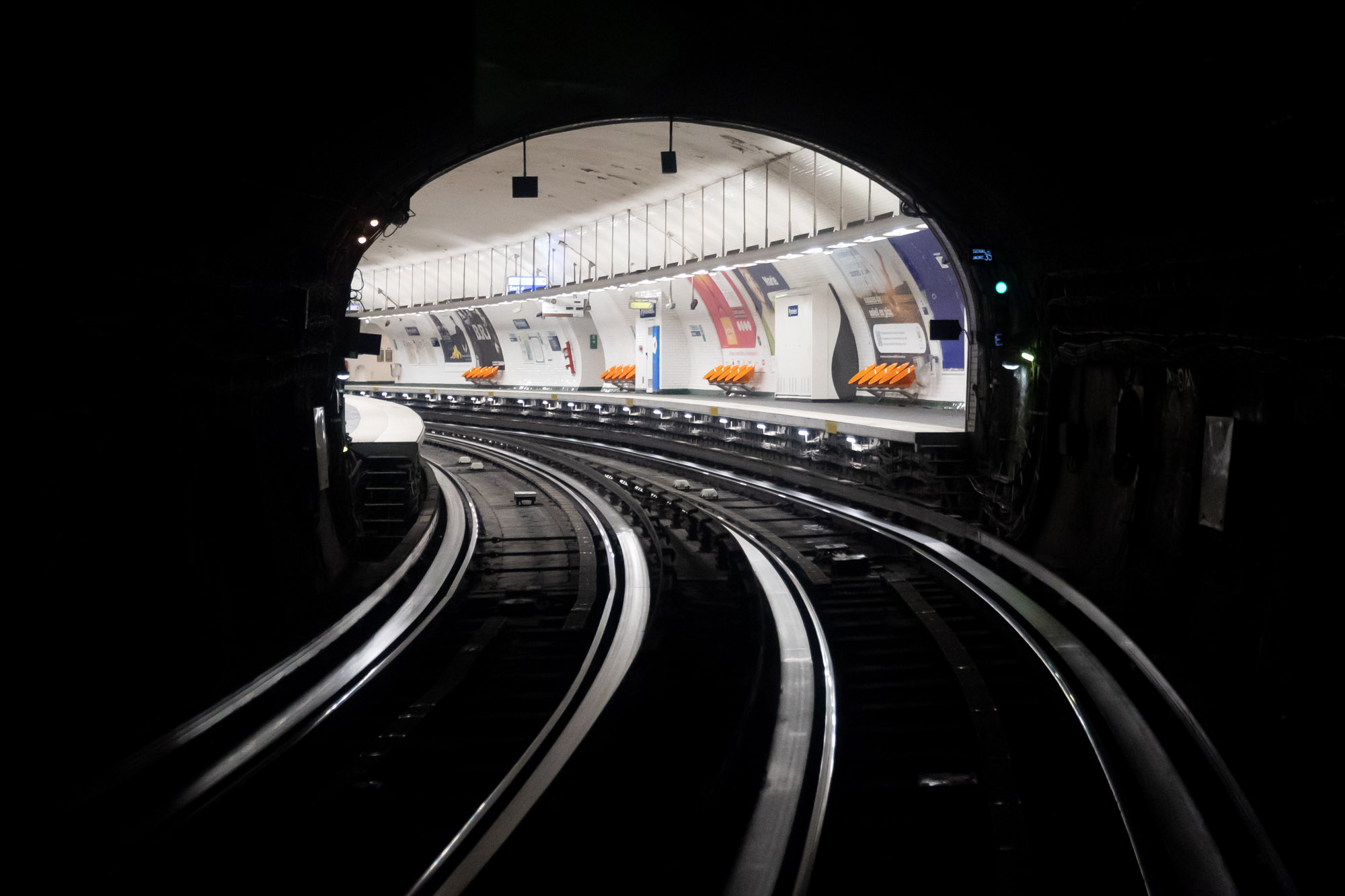 La ligne 11, prolongée de six stations, circule sur - Ville de Paris