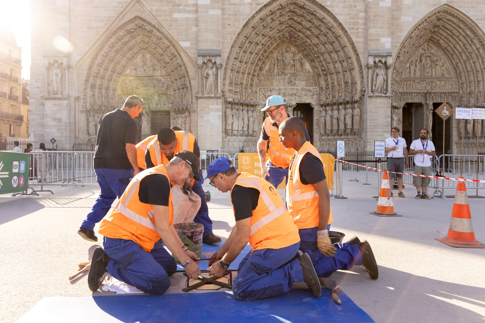 Le parvis de Notre-Dame de Paris retrouve son point - Ville de Paris