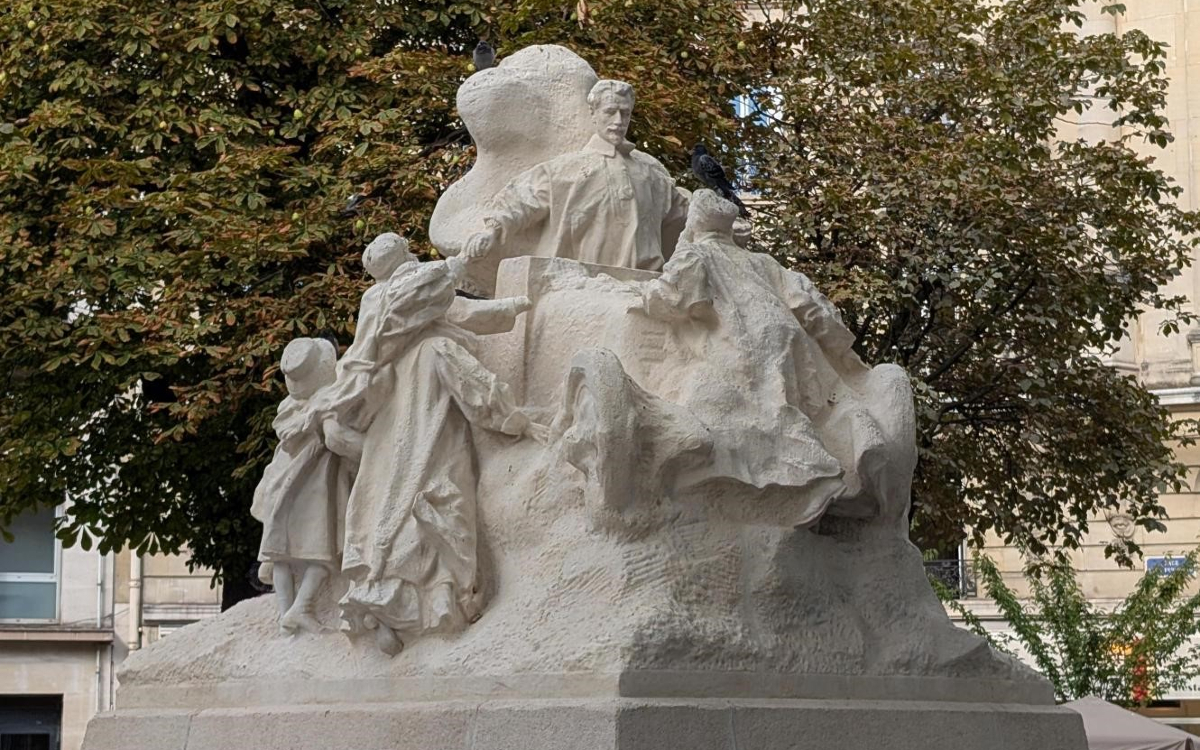 La statue de Léon Serpollet retrouve son éclat place - Ville de Paris